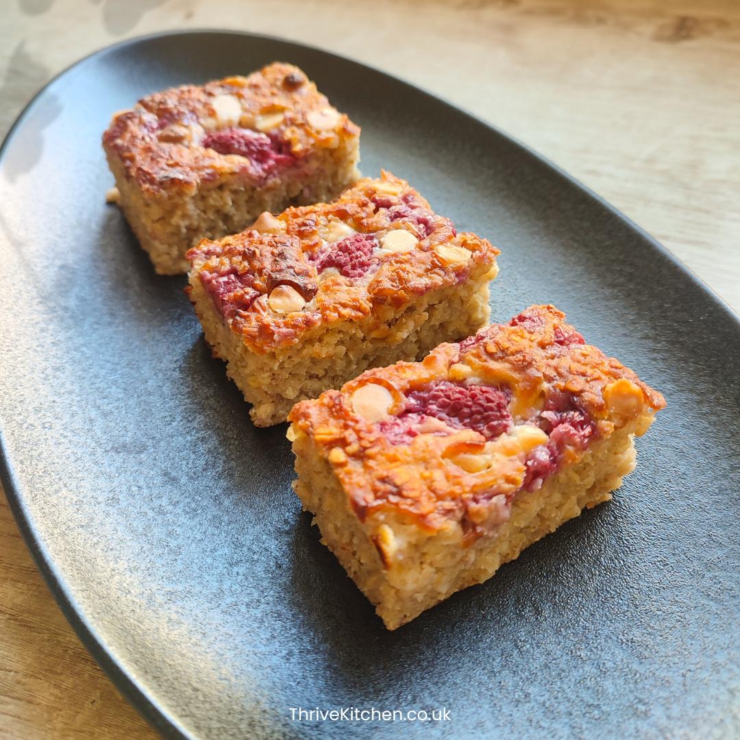 Raspberry and White chocolate baked oat bars (Snack size) – Thrive Kitchen